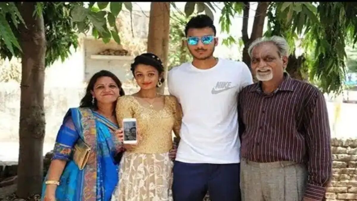 Axar Patel की जीवनी, उम्र, पत्नी, रिकॉर्ड, नेटवर्थ, फैमिली और करियर से ...